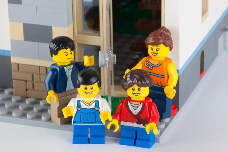 How to Tell if LEGO Minifigures are Fake – Brick Bucks